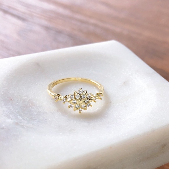 Jewelry | Crystal Snowflake Ring In Gold | Poshmark